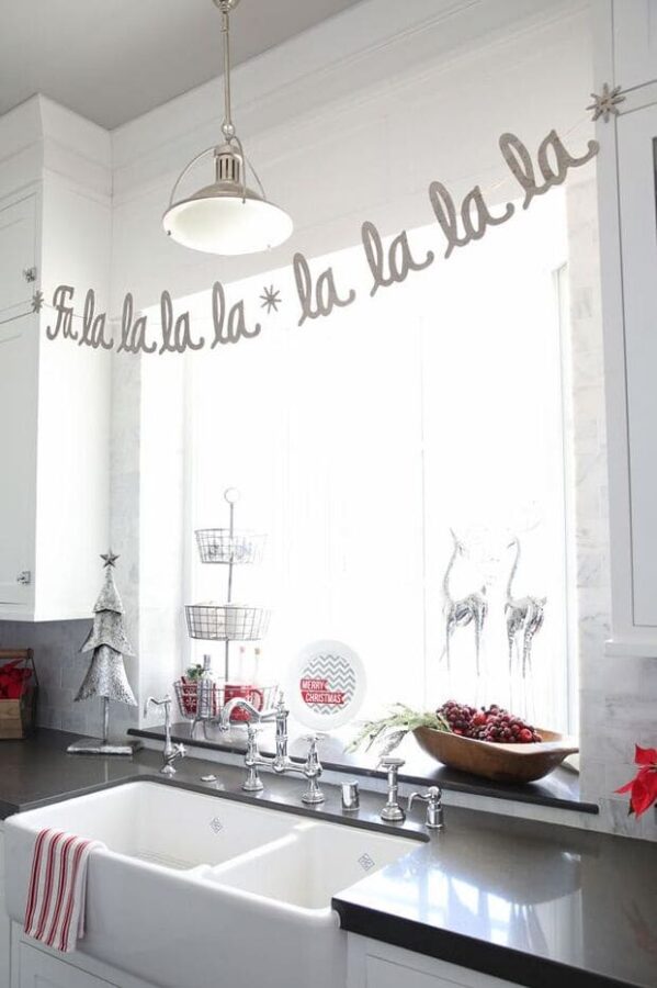 40+ Festive Christmas Window Decorations That Adorn a Home Nicely ...